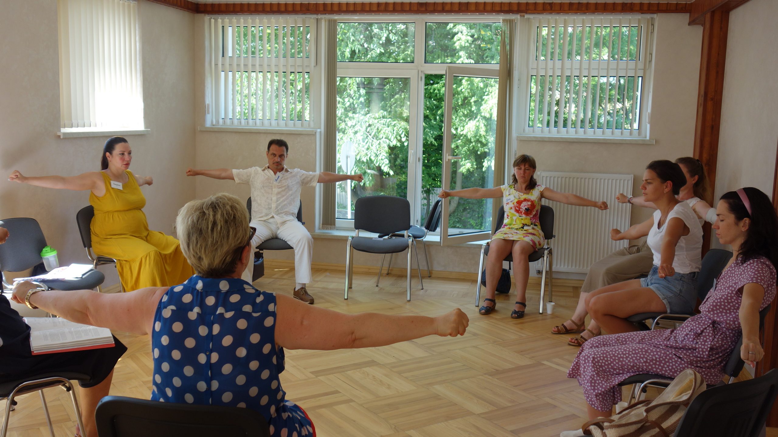 The "Children and War. Teaching Recovery Techniques" therapy sessions ...